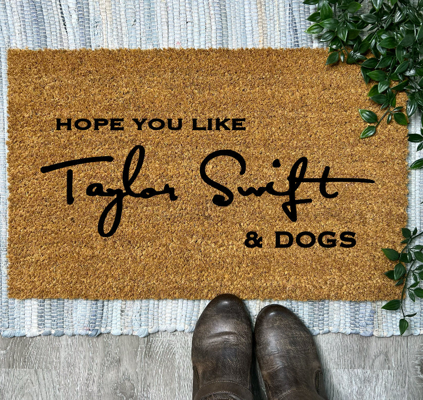 (Taylor Swift) Taylor Swift + Dog | Wilde Cactus